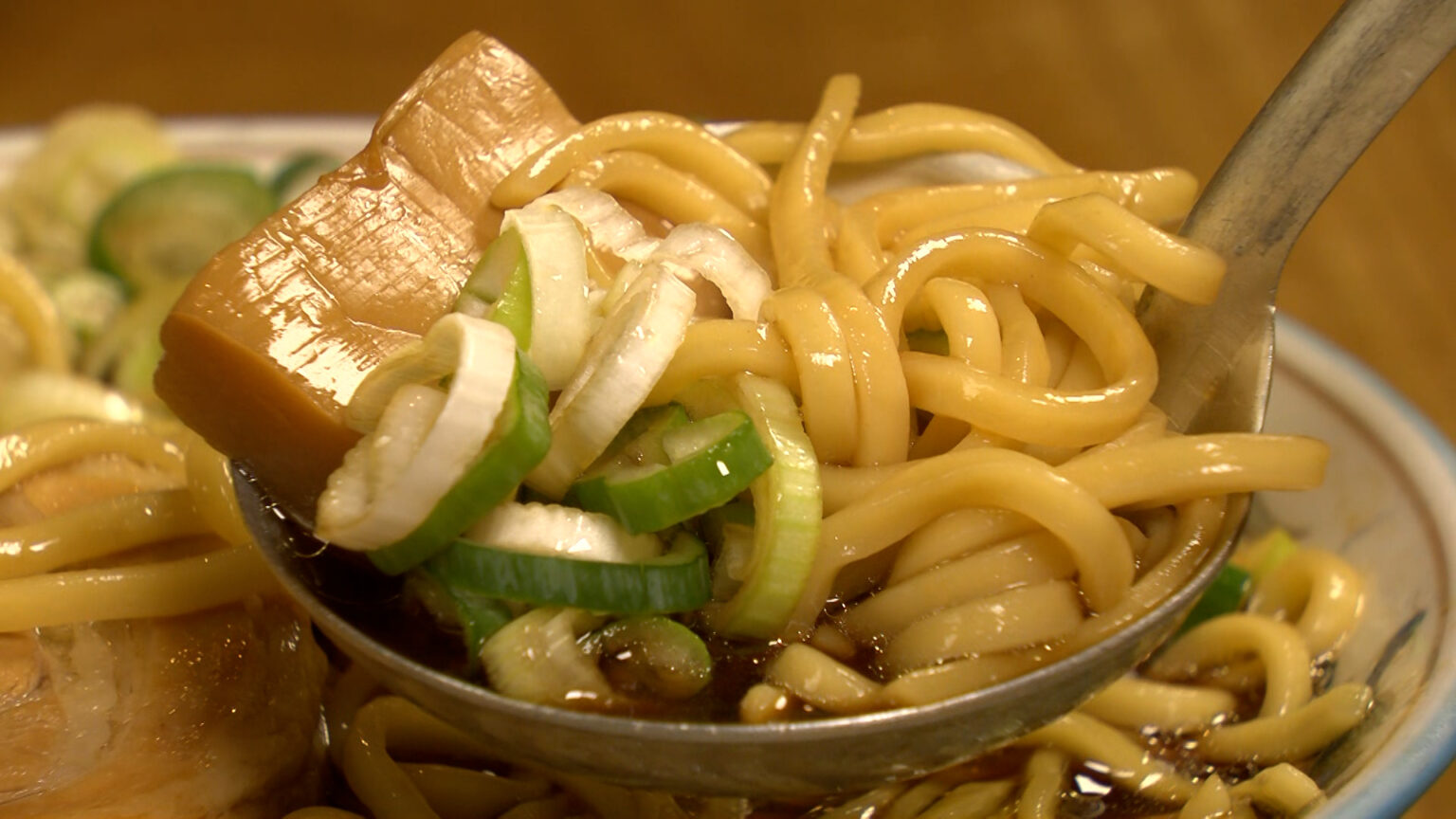 【富山 金泉】居酒屋ラーメンだからこその特別なブラックラーメン | toieba（トイエバ）